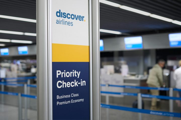 Check-in at the airport | Discover Airlines
